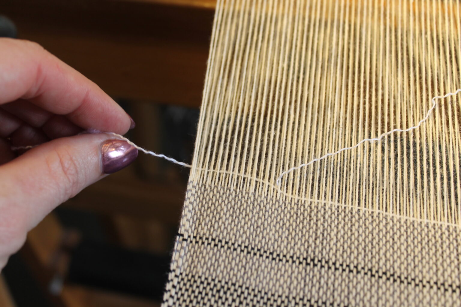 Single shot stripes – how to start and end them - The Handweaving Academy