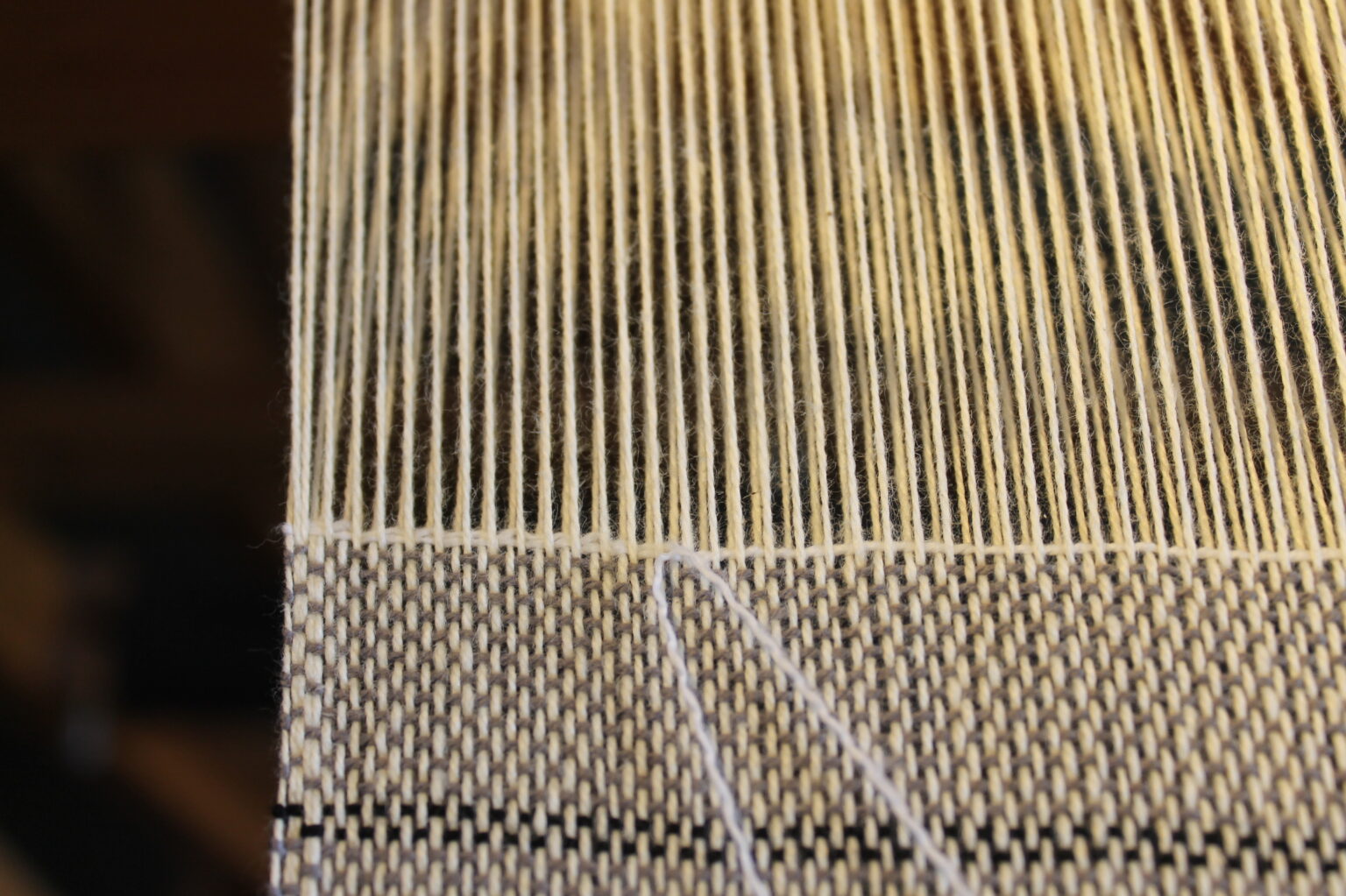 Single shot stripes – how to start and end them - The Handweaving Academy