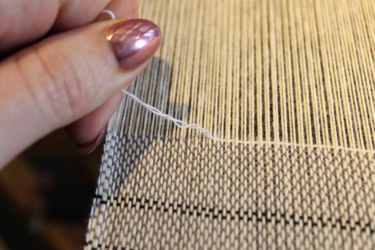 Single shot stripes – how to start and end them - The Handweaving Academy